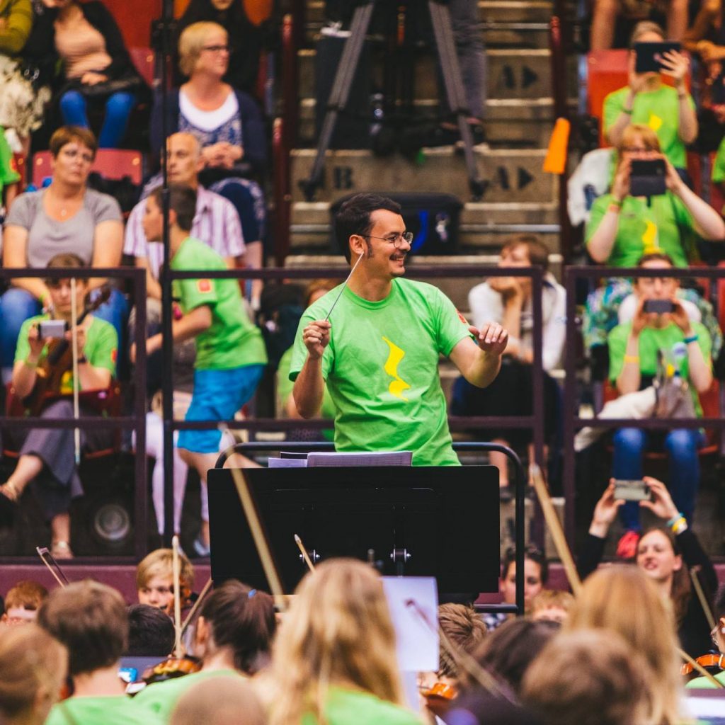 Ron Davis Alvarez dirige concierto online con jóvenes músicos de más de ...