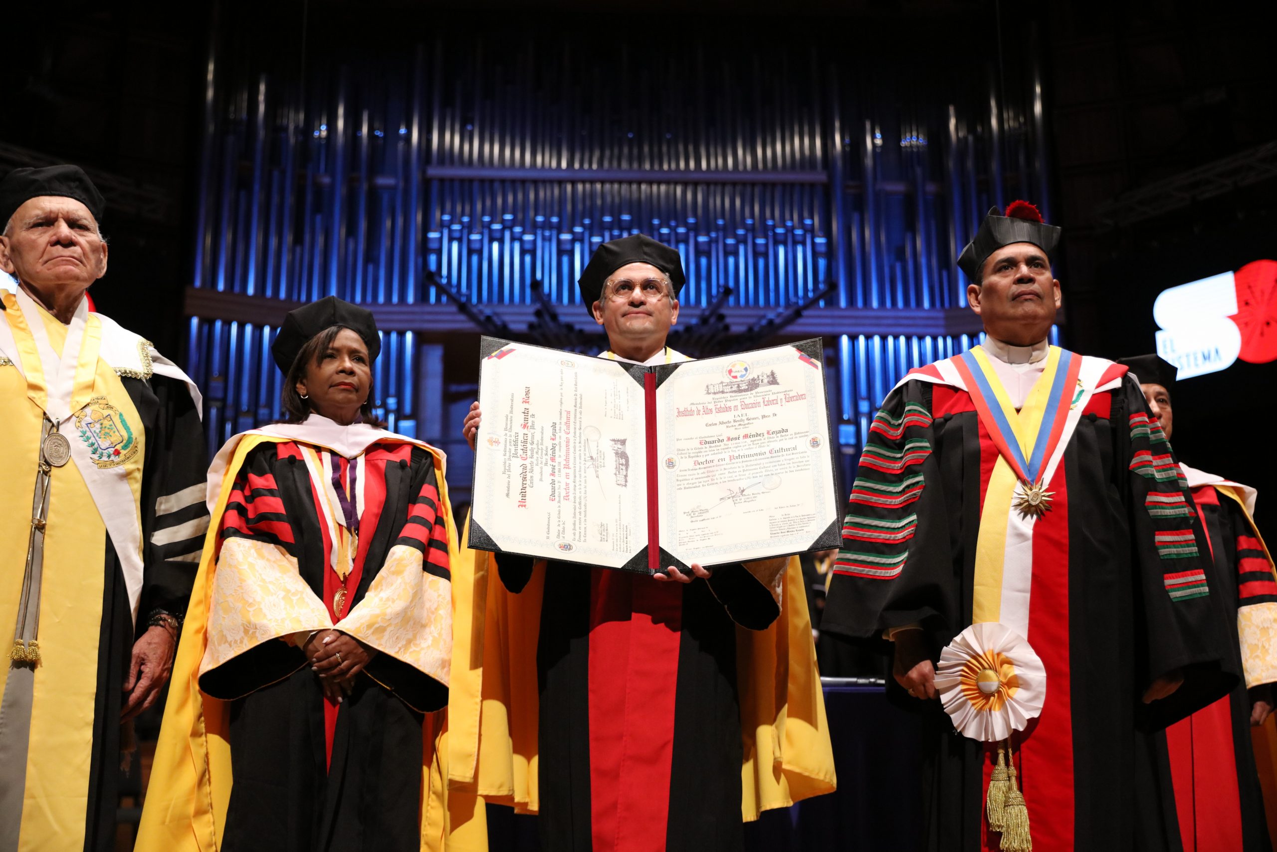 El director ejecutivo Eduardo Méndez recibe el Doctorado en Patrimonio ...